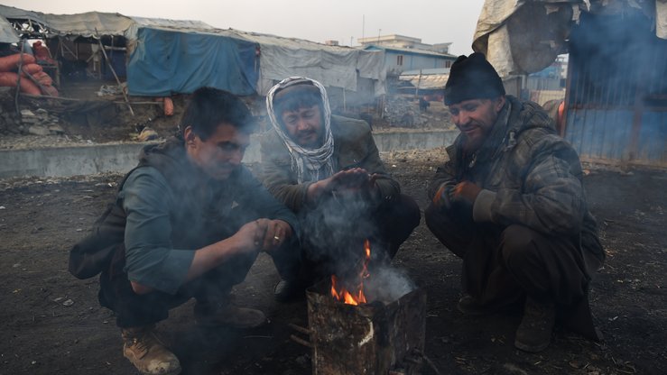 Kabul residents choke as air quality, temperatures plunge