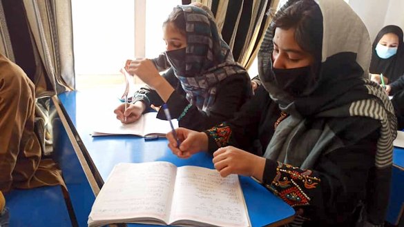 زن جوان افغان به ده ها دختر در کابل آموزش رایگان فراهم کرده است